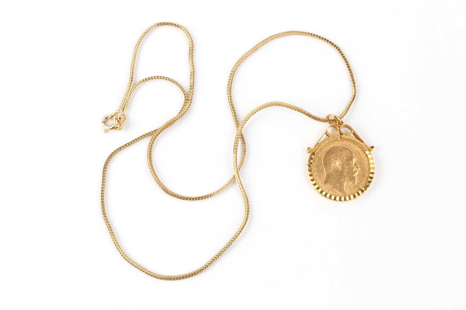 Lot 227 - A sovereign pendant on chain, the Edward VII