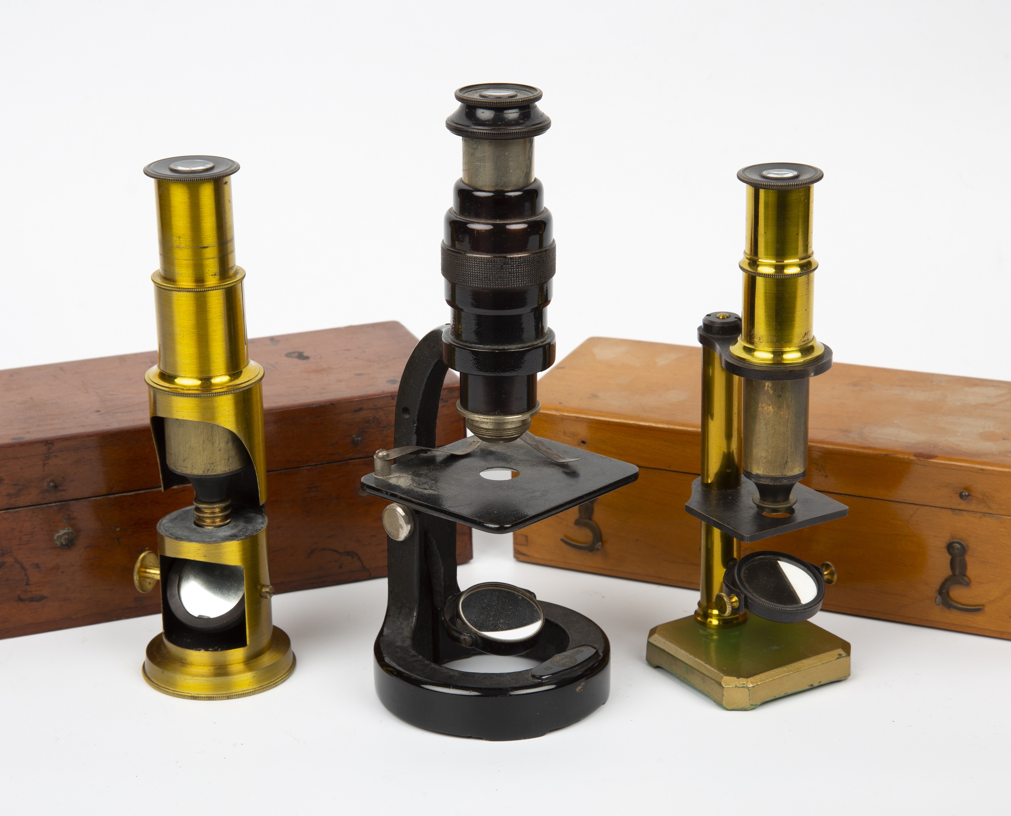 Lot 22 - A small 19th century brass drum microscope 15.