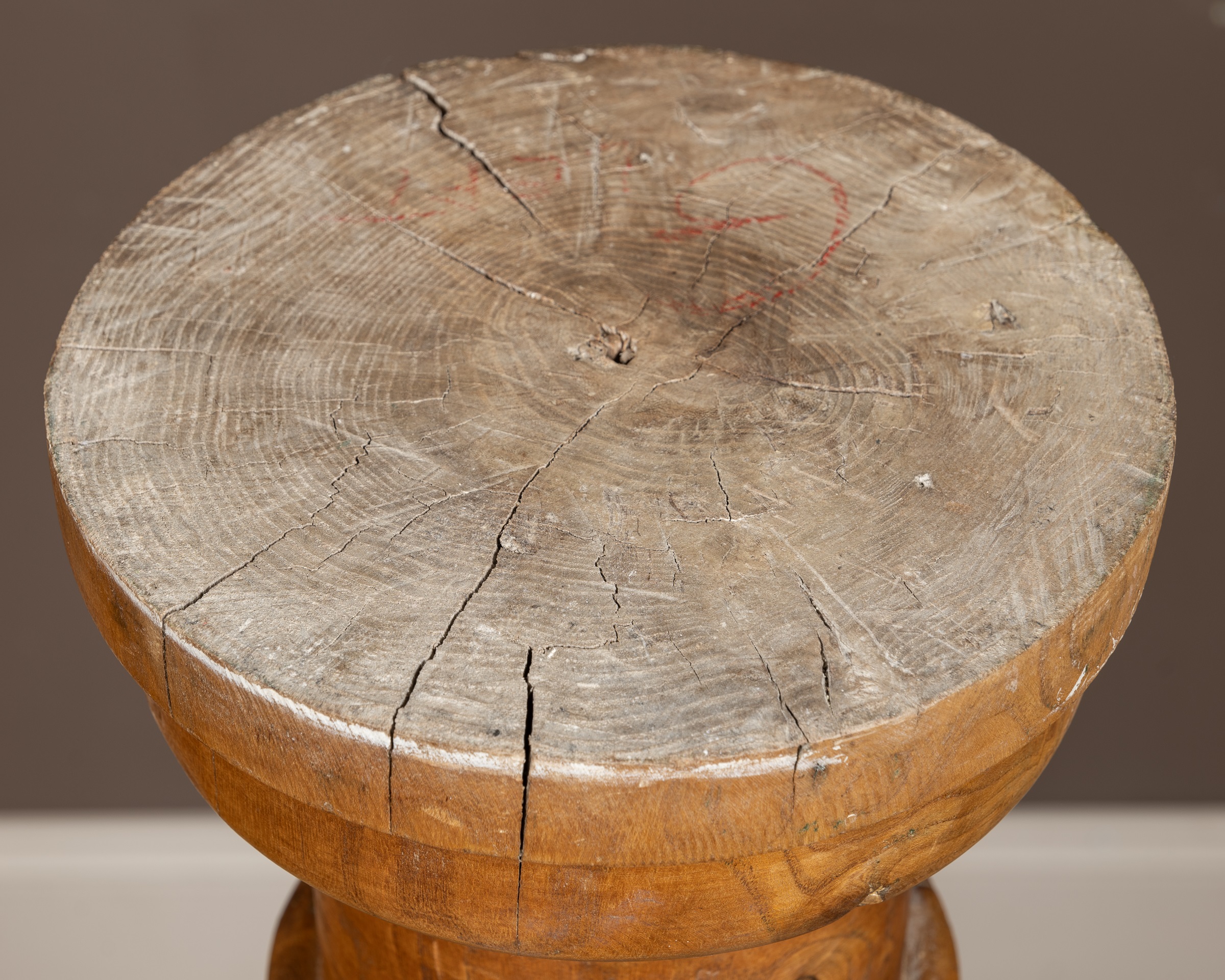 Lot 1018 - A pair of elm stands or torchères