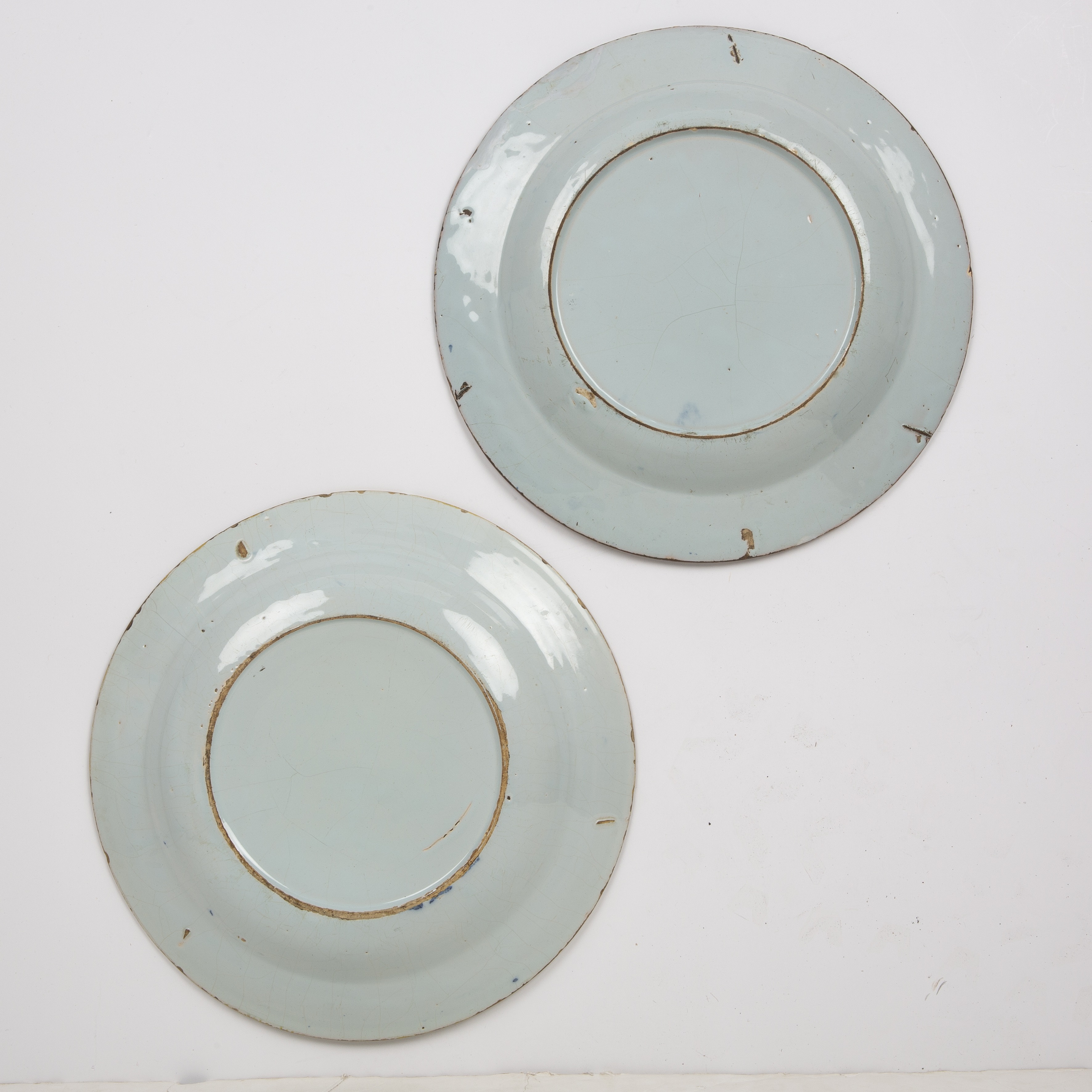 Two 18th century London Delft chargers - Auktionen & Preisarchiv