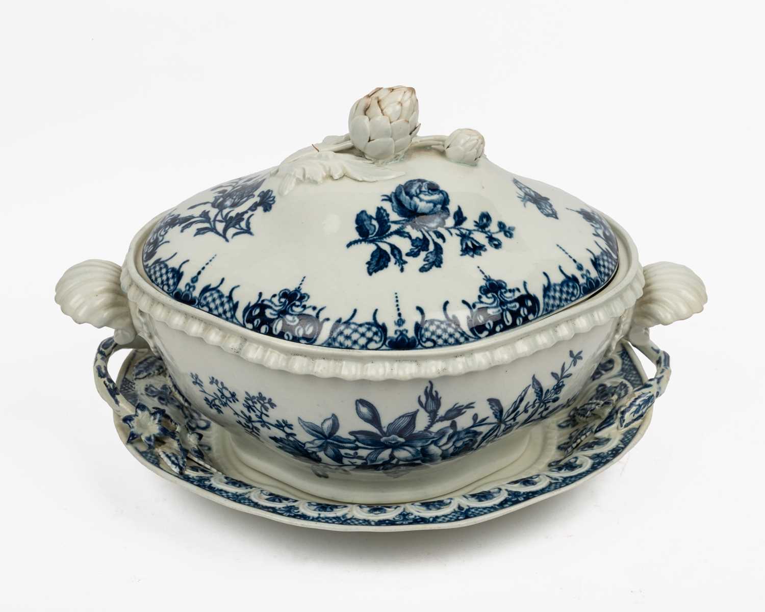 Lot 1320 - An 18th century Worcester tureen, cover,